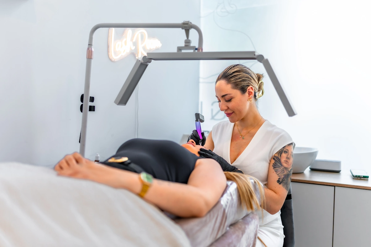 Détatouage à la lumière pulsée : notre avis - Jeans Factory